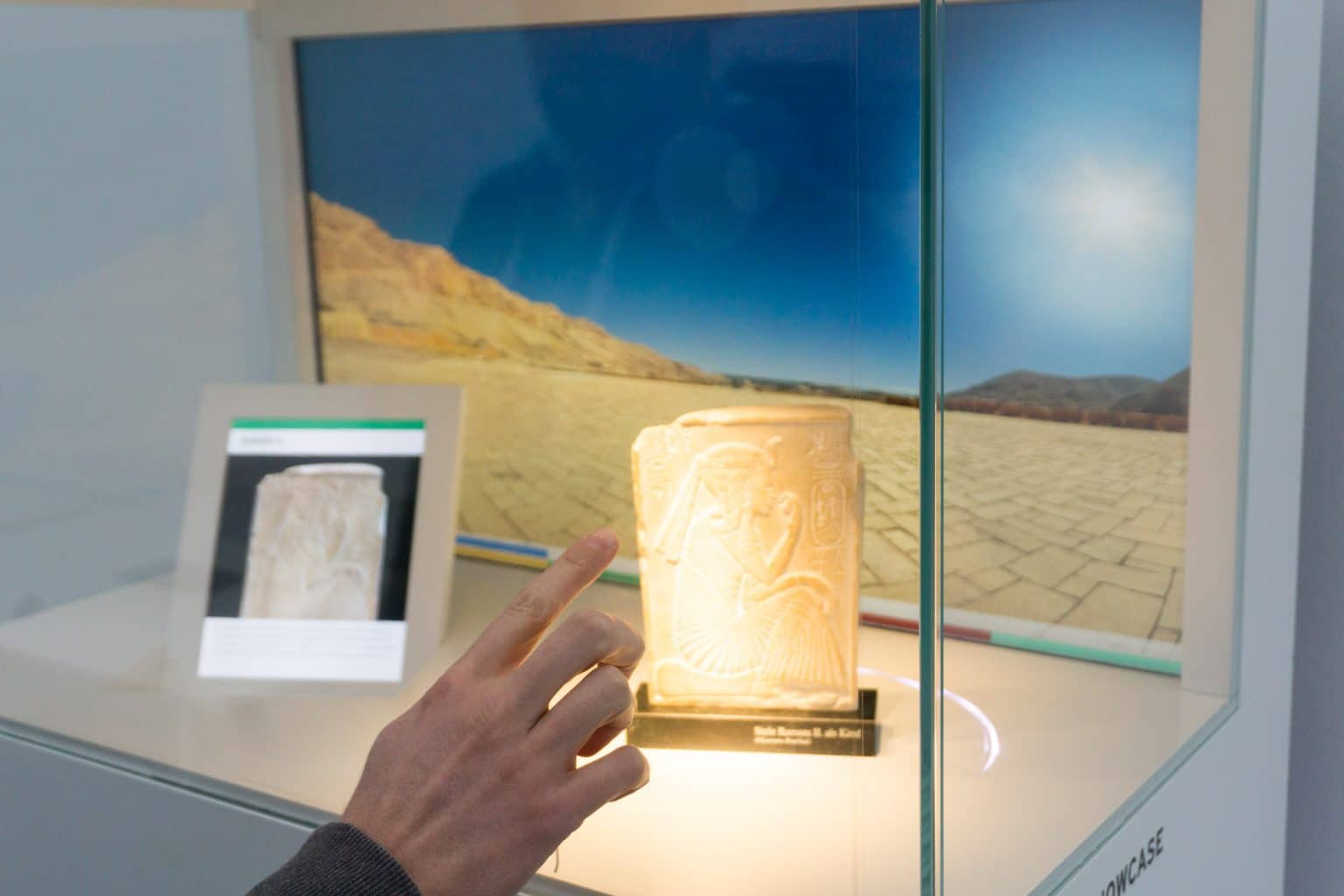 Interactive showcase with clear multitouch glass │Garamantis